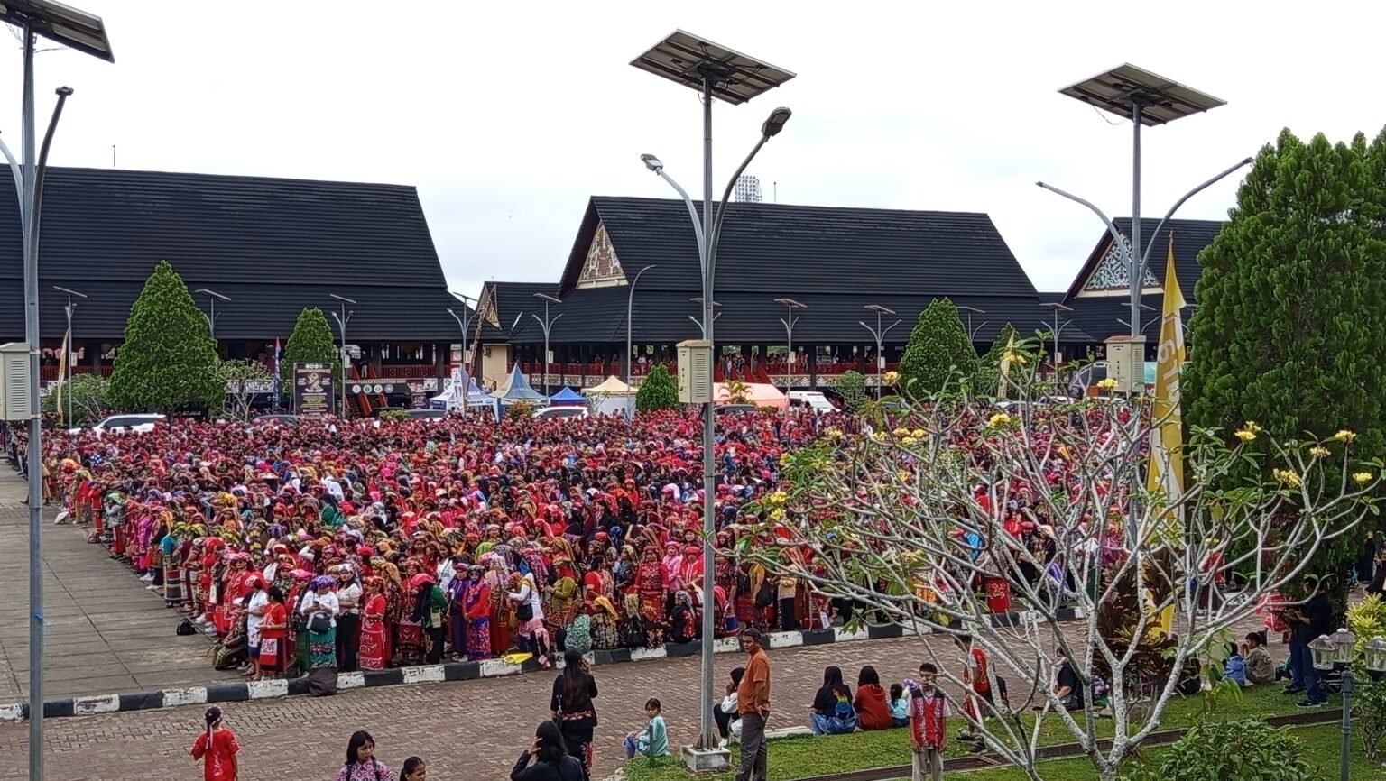 PUNCAK FESTIVAL DAHAU KUBAR UKIR SEJARAH, BELASAN RIBU WAJAH PECAHKAN ...